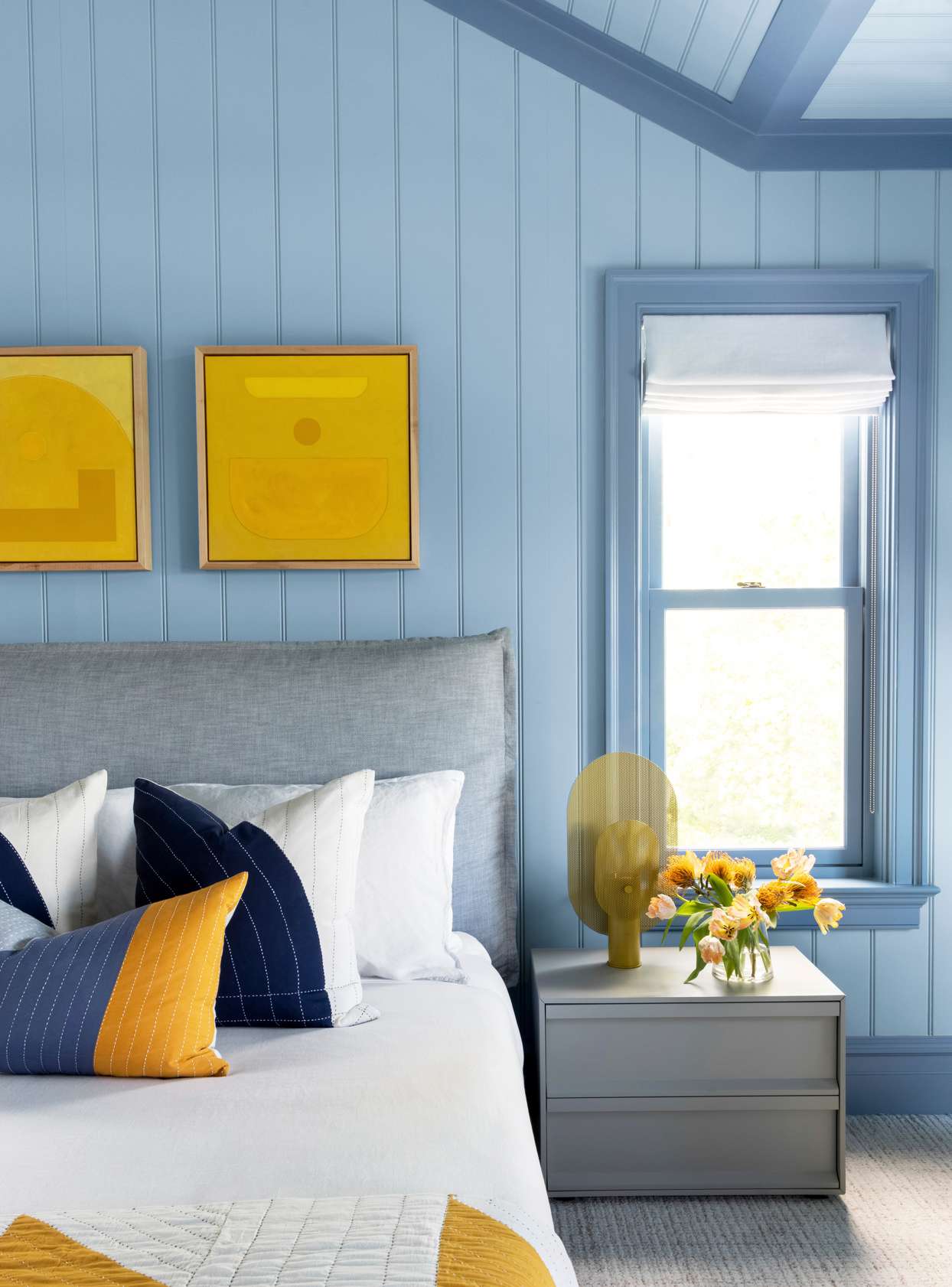 quarto com paredes de tom azul claro - Click Litoral